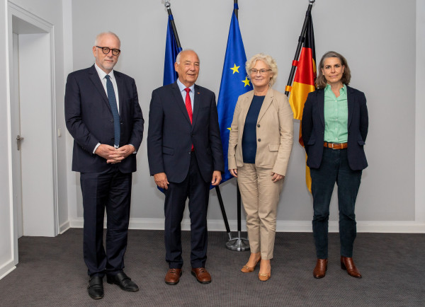 Kooperation ist erfolgskritisch: Austausch mit Verteidigungsministerin ...